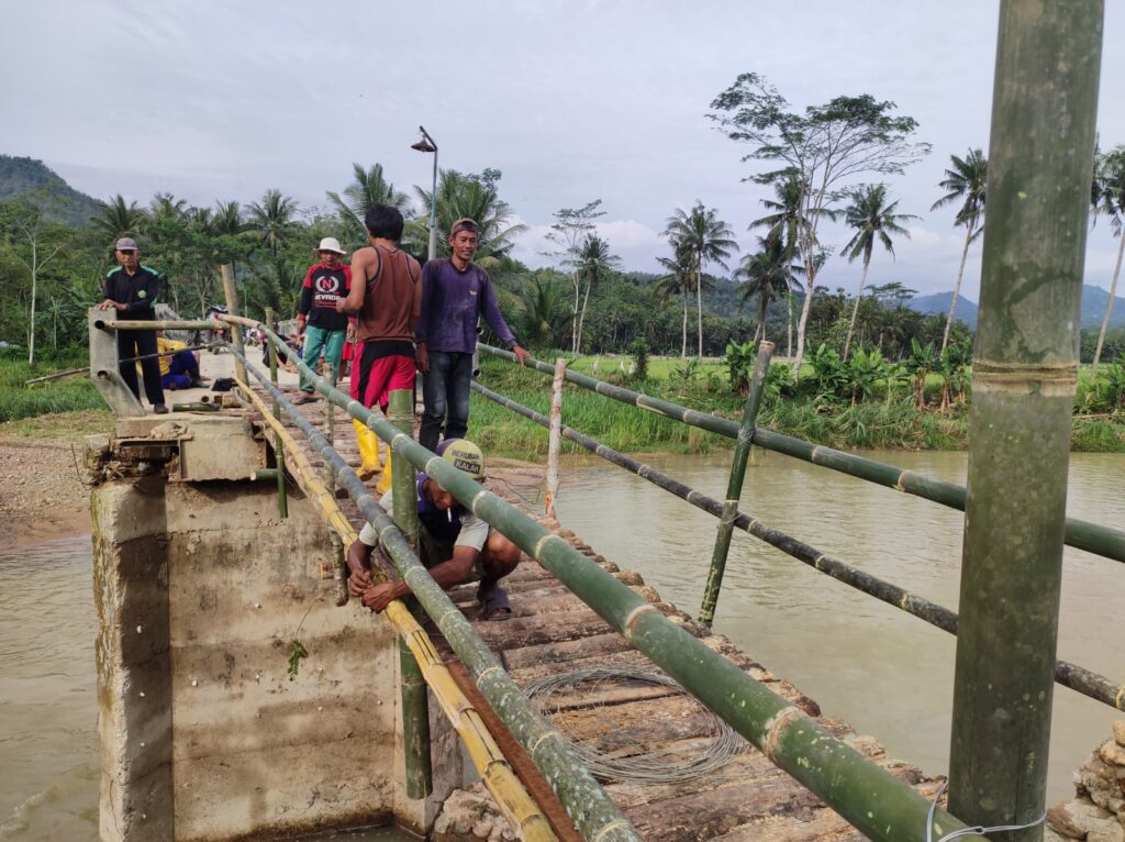 Gotong Royong Bangun Jembatan Darurat | Desa Mlati Kec. Arjosari Kab ...